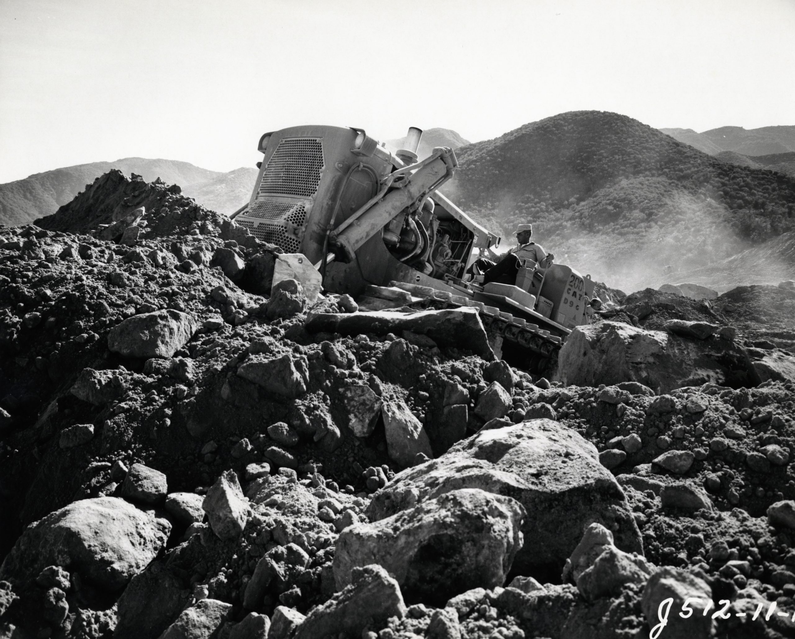 New Model Announcement: 1:48 Cat® D9G Track-Type Tractor - Die-cast ...