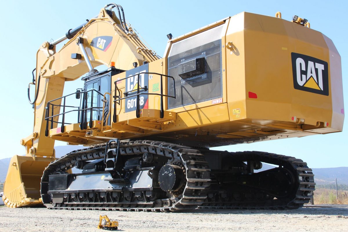 Model-Machine: Cat® 6015B In The Field - Classic Construction Models